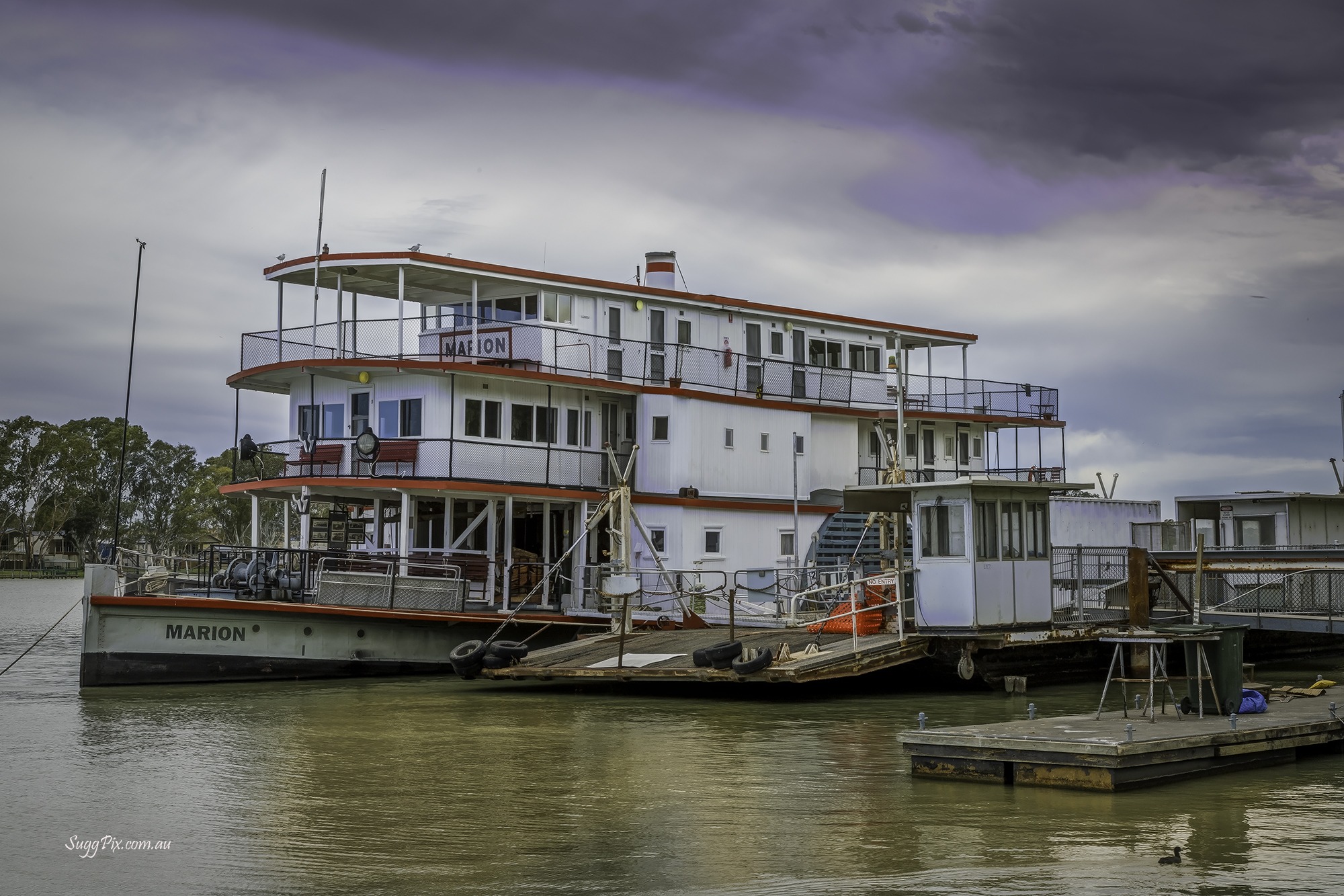 Paddle steamers and paddle boats - SuggPix Australian Photography